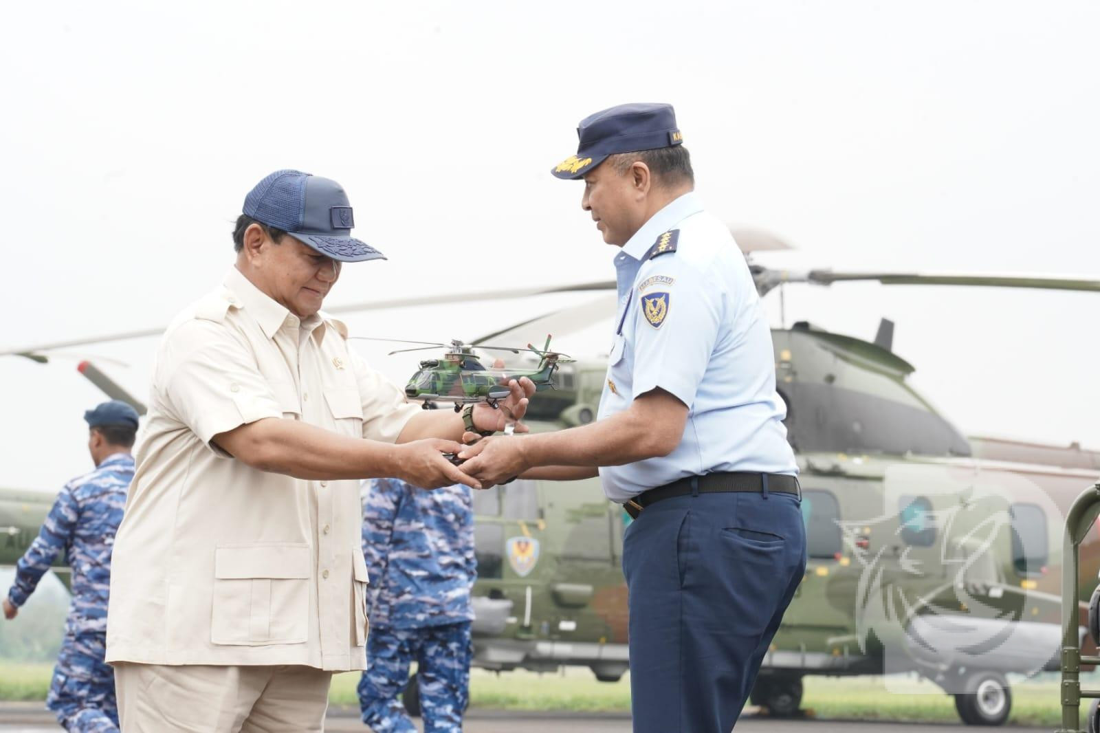 Menhan Prabowo Serahkan Delapan Unit Helikopter H225M dan Resmikan Full Flight Simulator H225M ...
